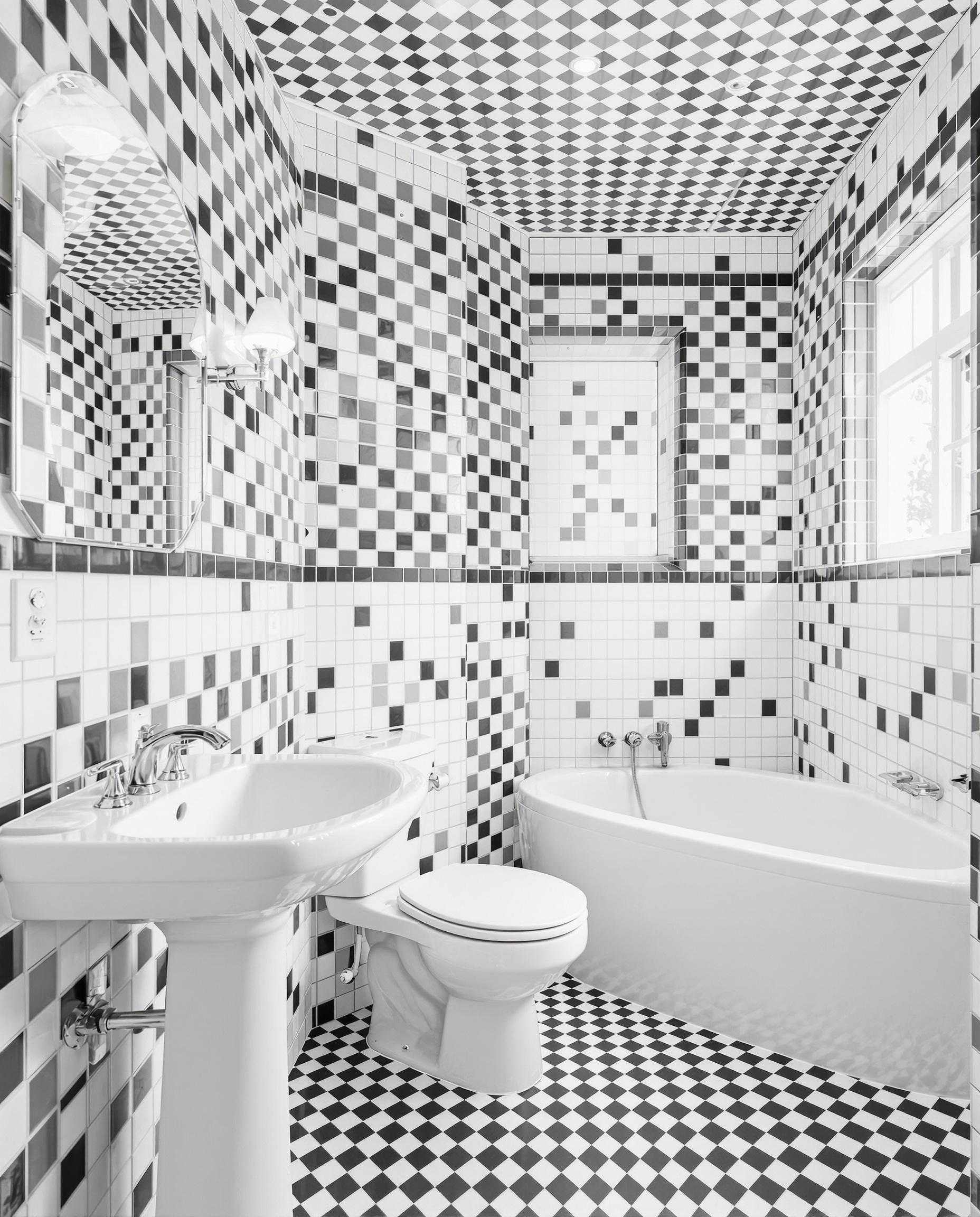 Checkered Bathroom Design Photo on Lummi